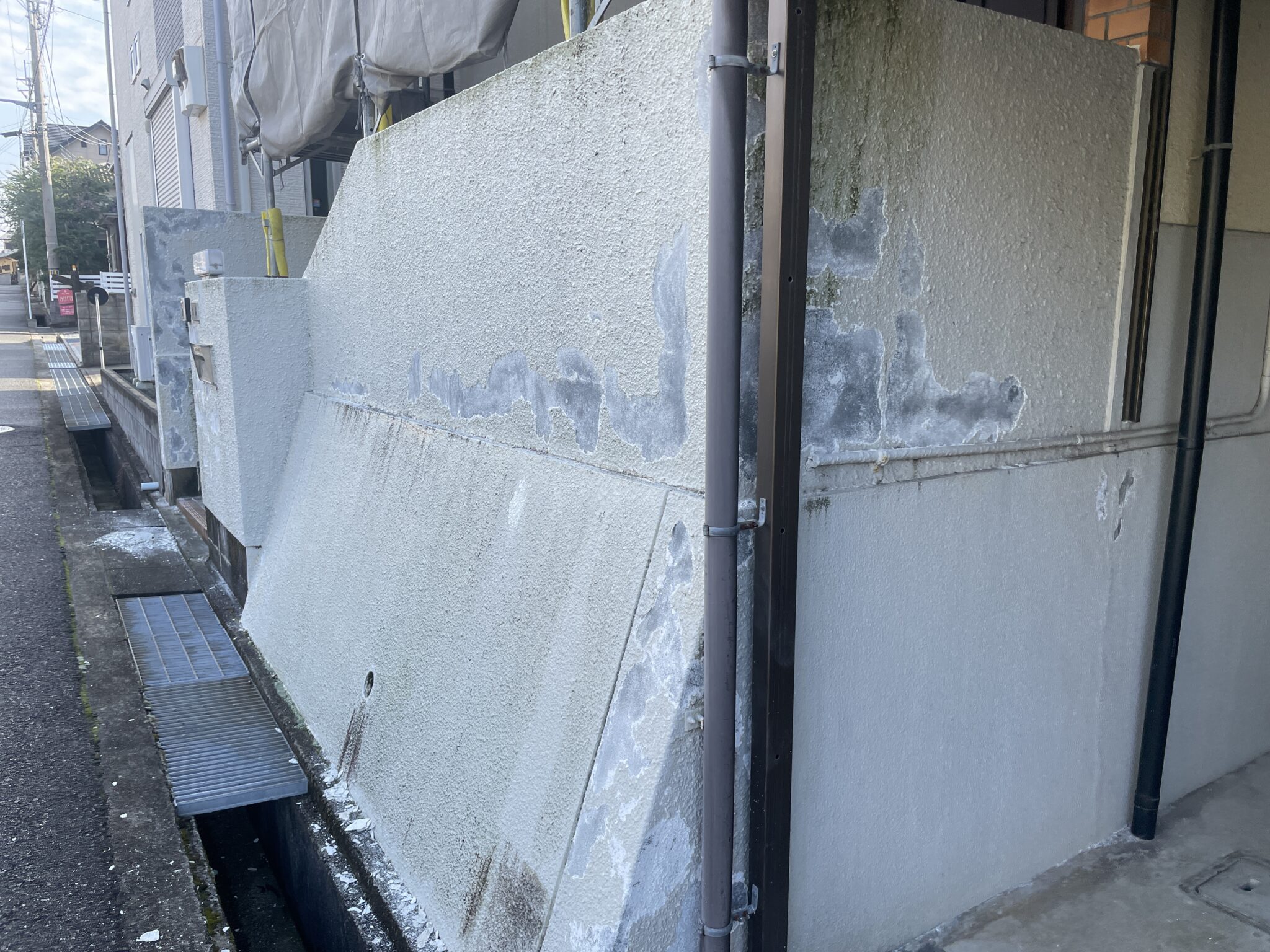 擁壁や塀 塗膜の浮き - leco paint｜神戸市西区・明石市に特化した地域密着型の塗装店