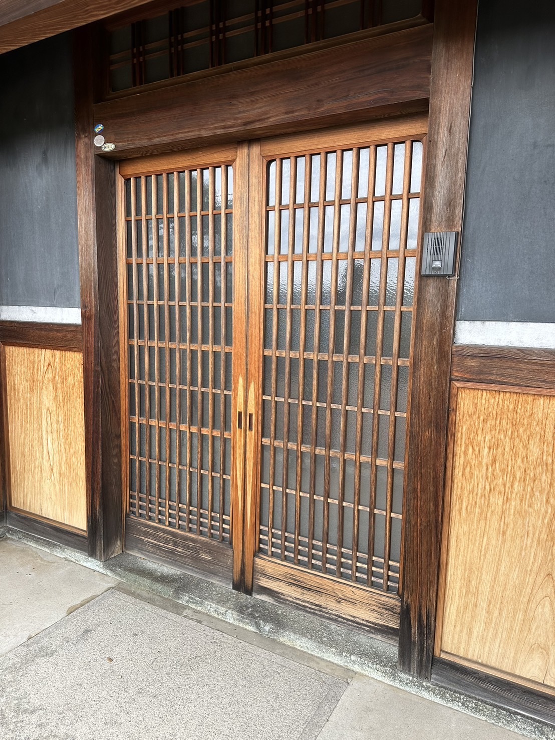 外装木部のあく洗い - leco paint｜神戸市西区・明石市に特化した地域密着型の塗装店